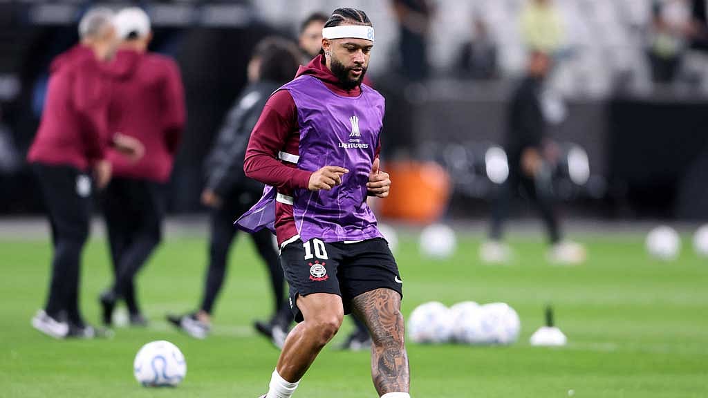 Depay shrugs off fitness fears before World Cup