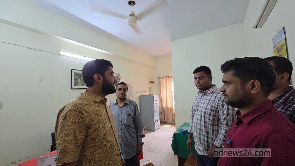 হঠাৎ হাসপাতালে এমপি হাসনাত, অনুপস্থিত ৫ চিকিৎসককে শোকজ