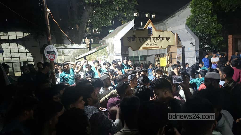 ঢাবির হলে ব্যানার টানানো নিয়ে ছাত্রদল ও হল সংসদ নেতাদের উত্তেজনা