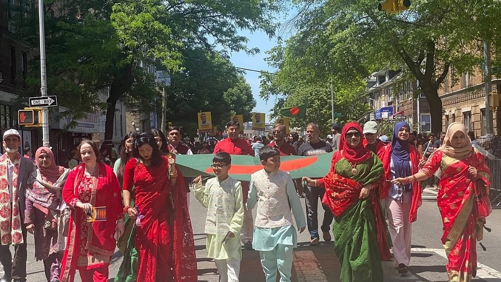 নিউ ইয়র্কে বর্ণিল ‘বাংলাদেশ ডে প্যারেড’